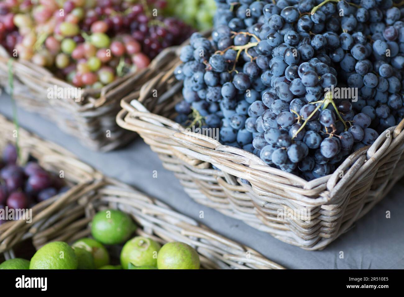 Grapes in baskets on a market stall Stock Photo - Alamy