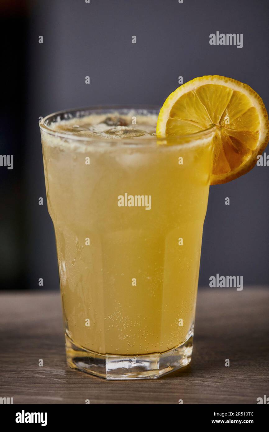 Moscow Mule (cocktail with vodka, ginger beer, and lemon Stock Photo ...