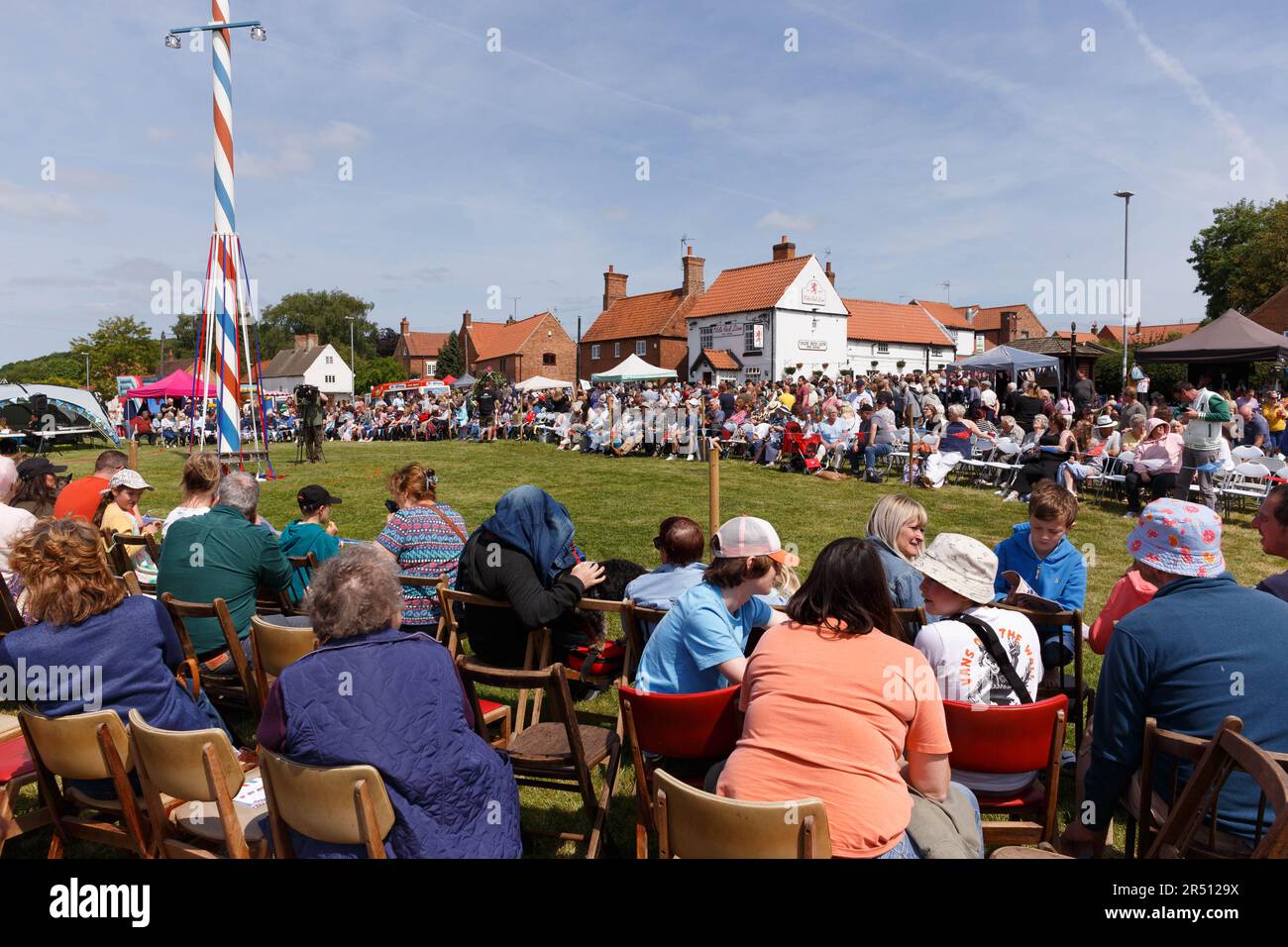 Maypole dancing uk village green hi-res stock photography and images ...