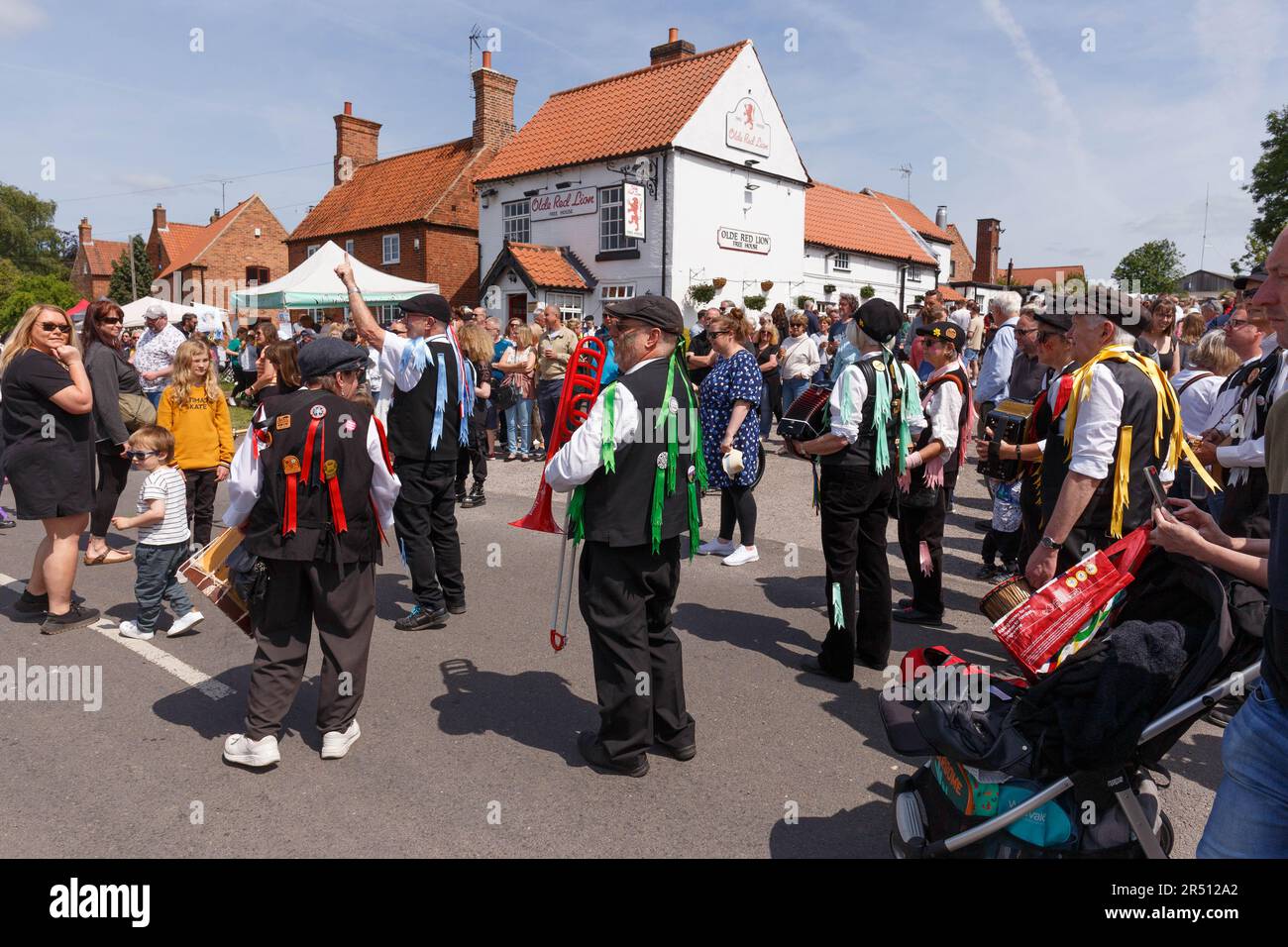 Maypole dancing uk village green hi-res stock photography and images ...