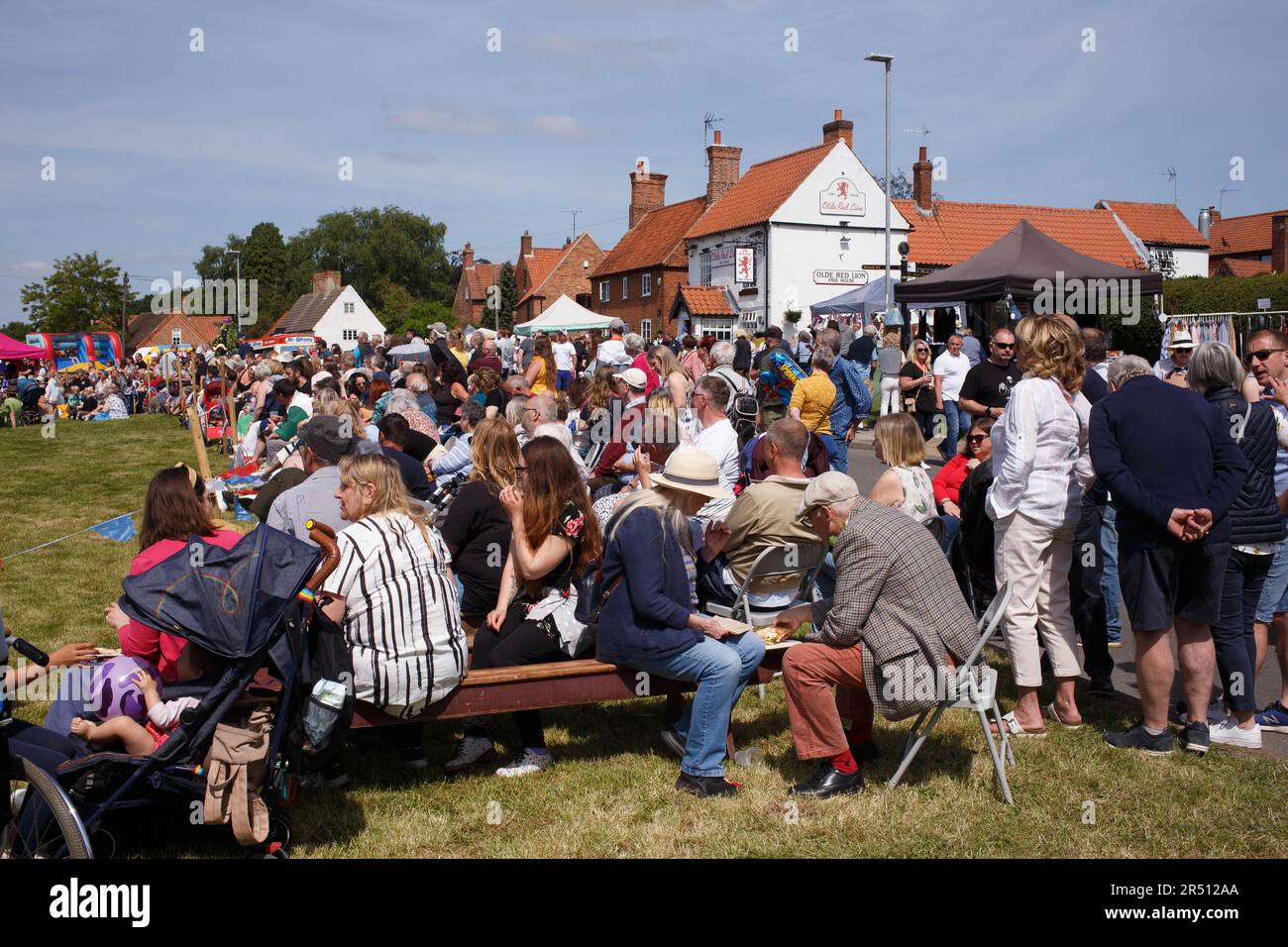 Maypole dancing uk village green hi-res stock photography and images ...