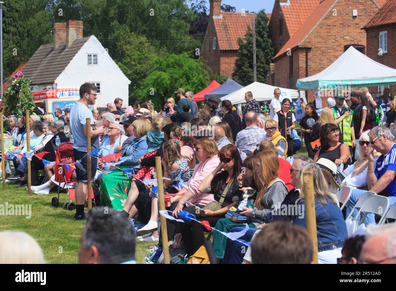 Maypole dancing uk village green hi-res stock photography and images ...