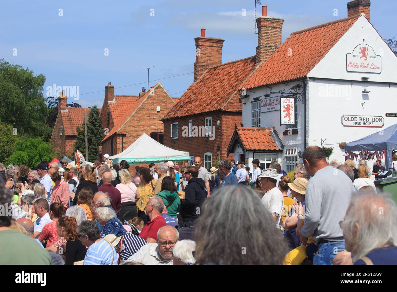 Maypole dancing uk village green hi-res stock photography and images ...