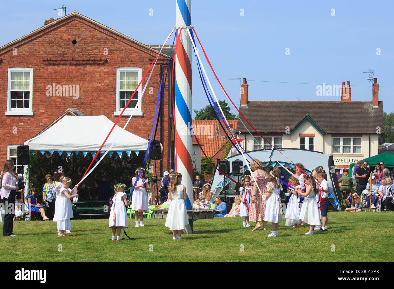 Maypole dancing uk village green hi-res stock photography and images ...