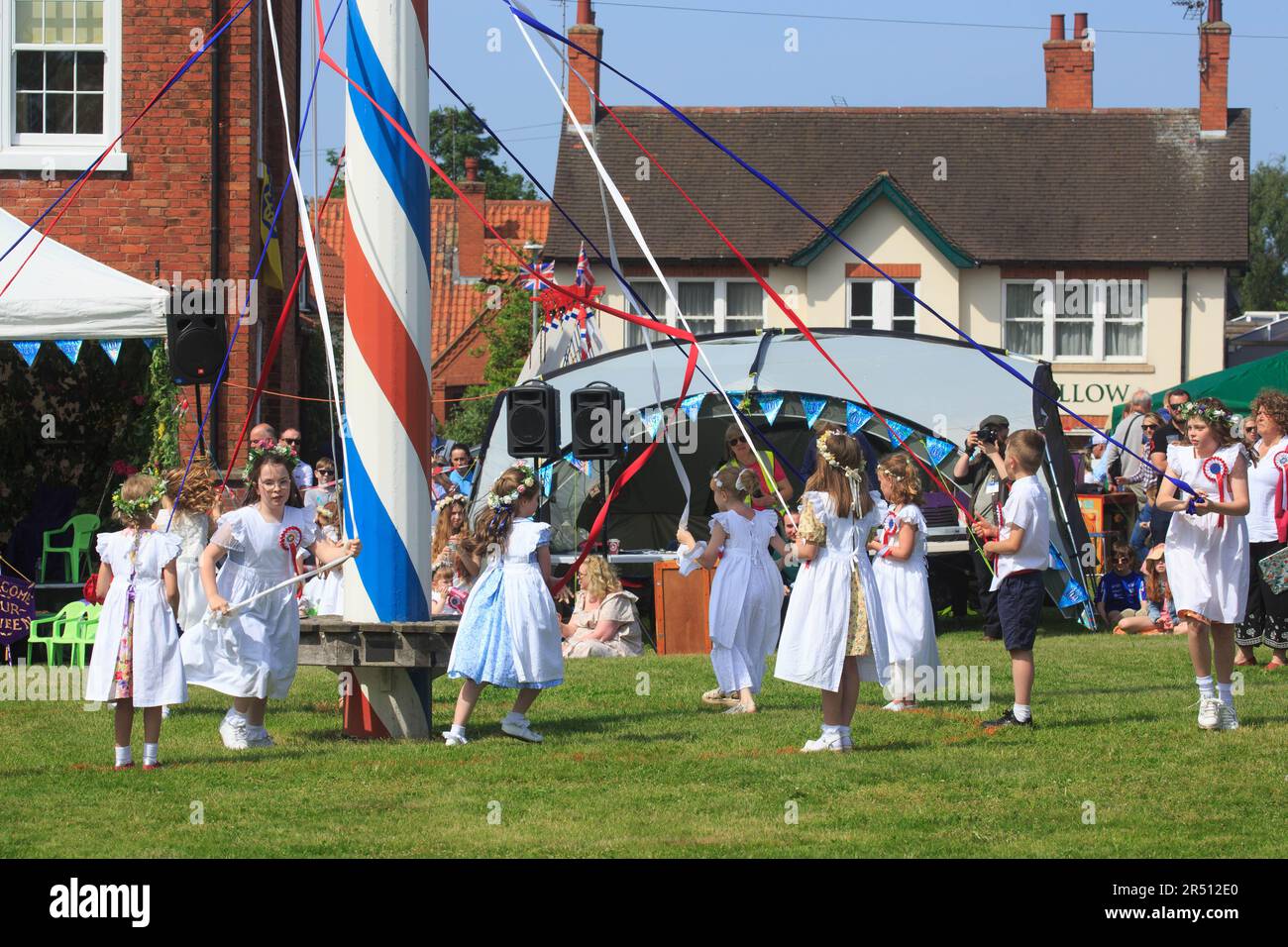Maypole dancing uk village green hi-res stock photography and images ...