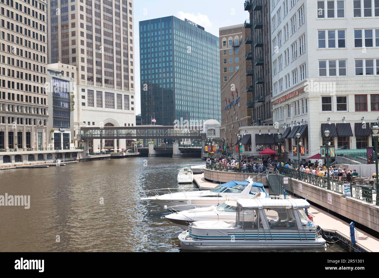 USA, Milwaukee, view from West Wells Street bridge, along the Milwaukee ...