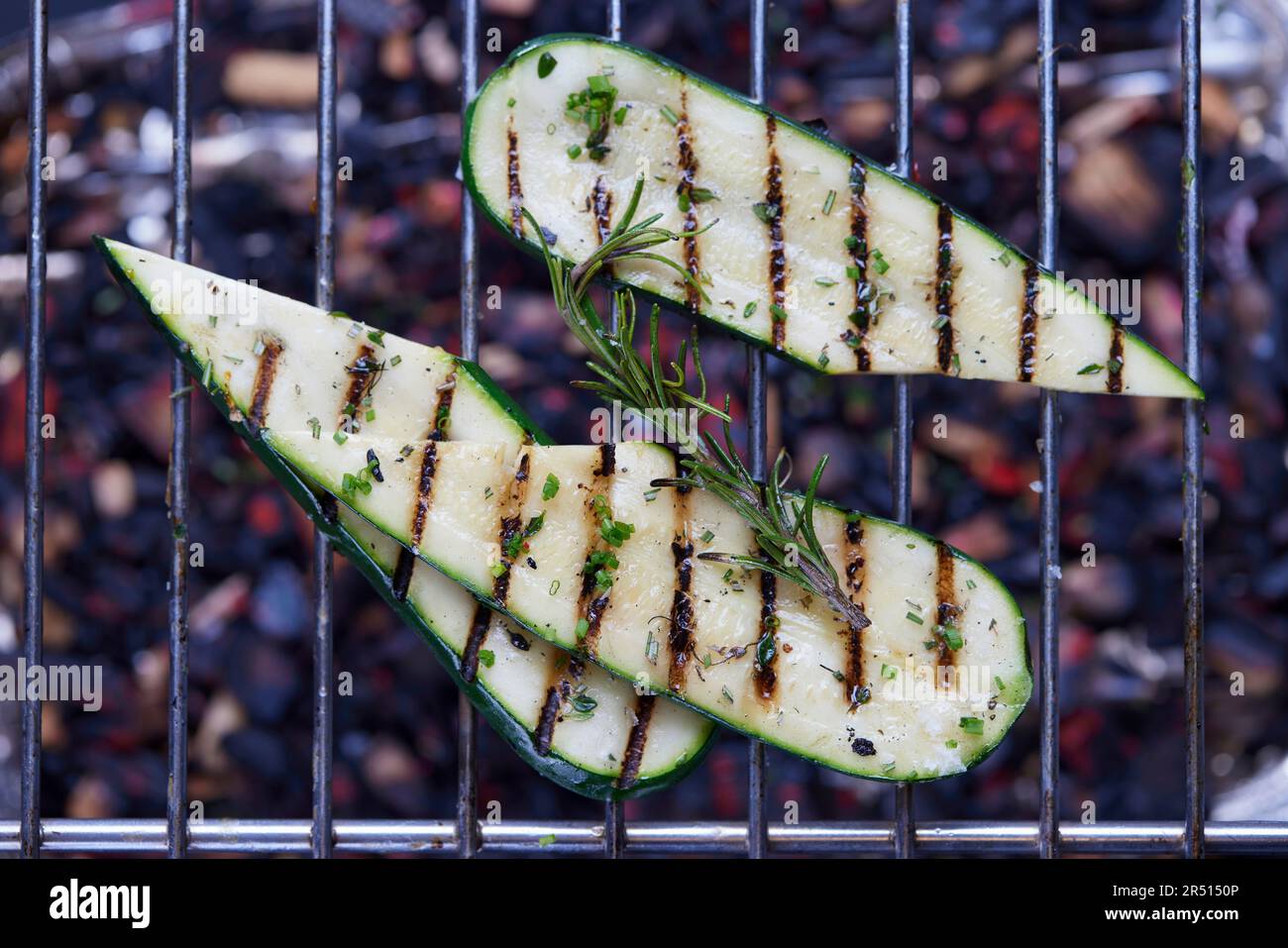 Grilled courgette slices on grill rack Stock Photo - Alamy