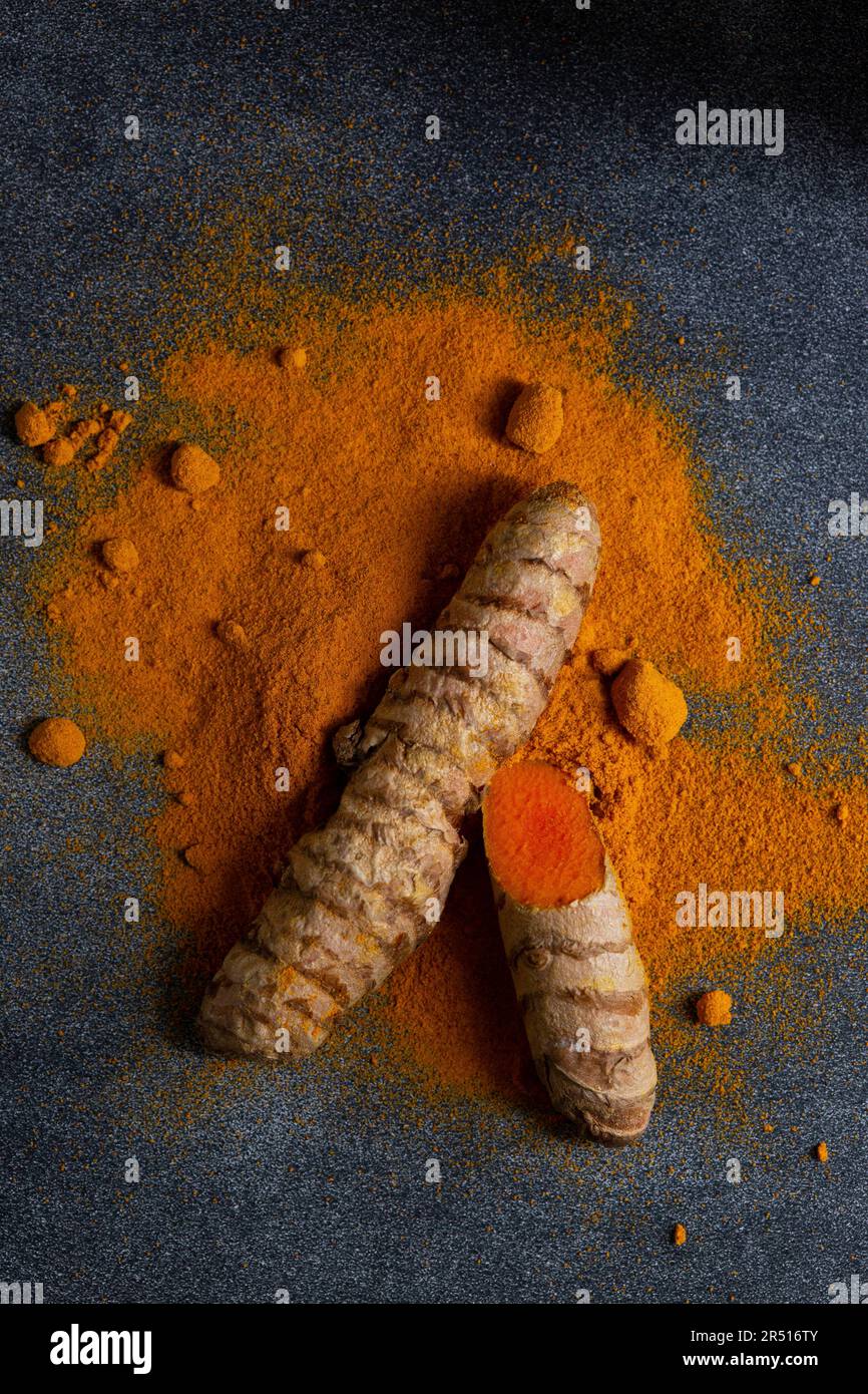 Turmeric root and ground turmeric powder Stock Photo - Alamy