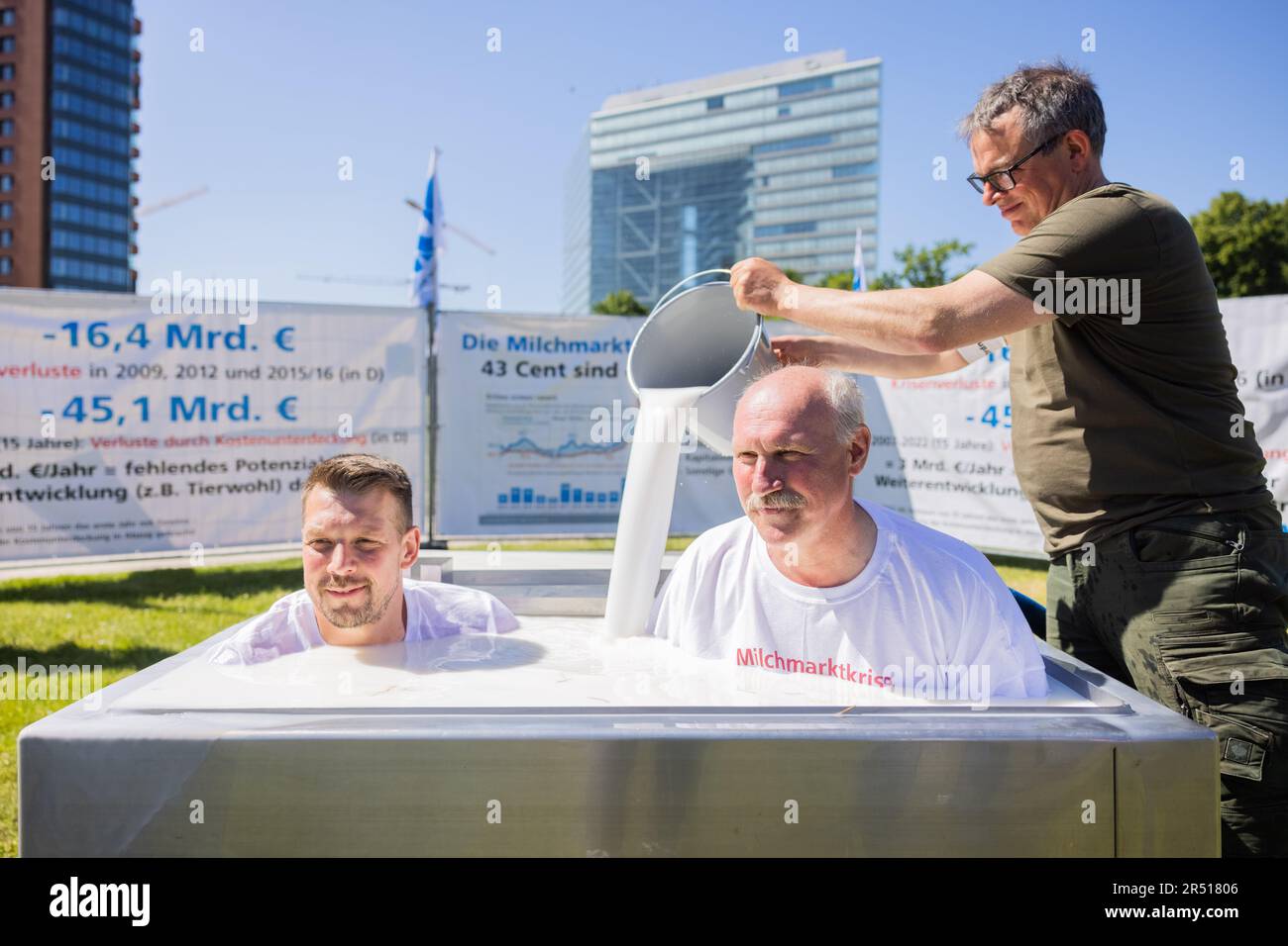 Duesseldorf, Germany. 31st May, 2023. Albert (m) and Kevin (l), dairy ...