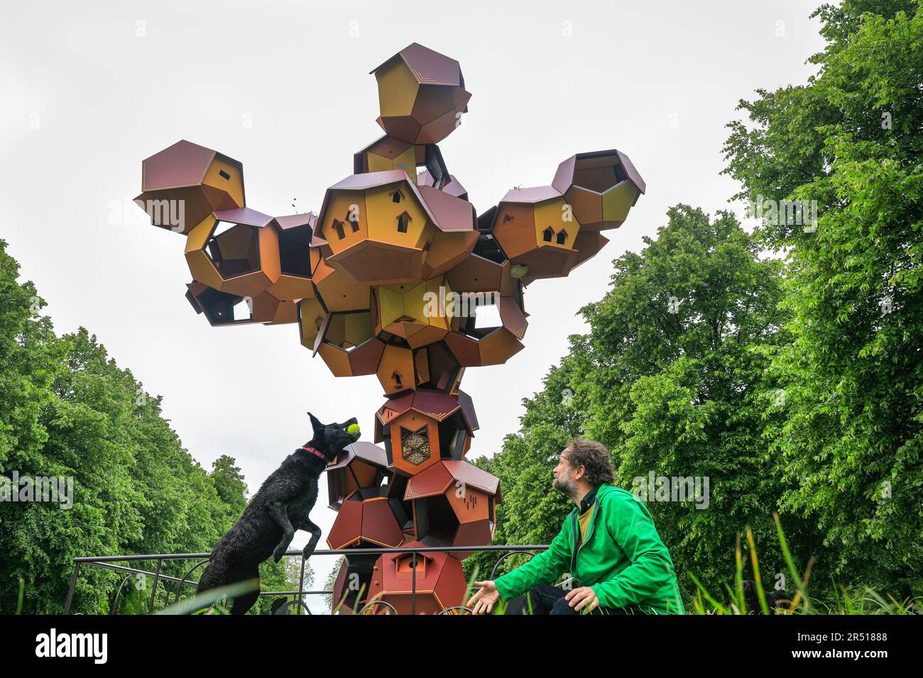 London, UK. 31st May, 2023. The artist poses with the main sculpture of ...
