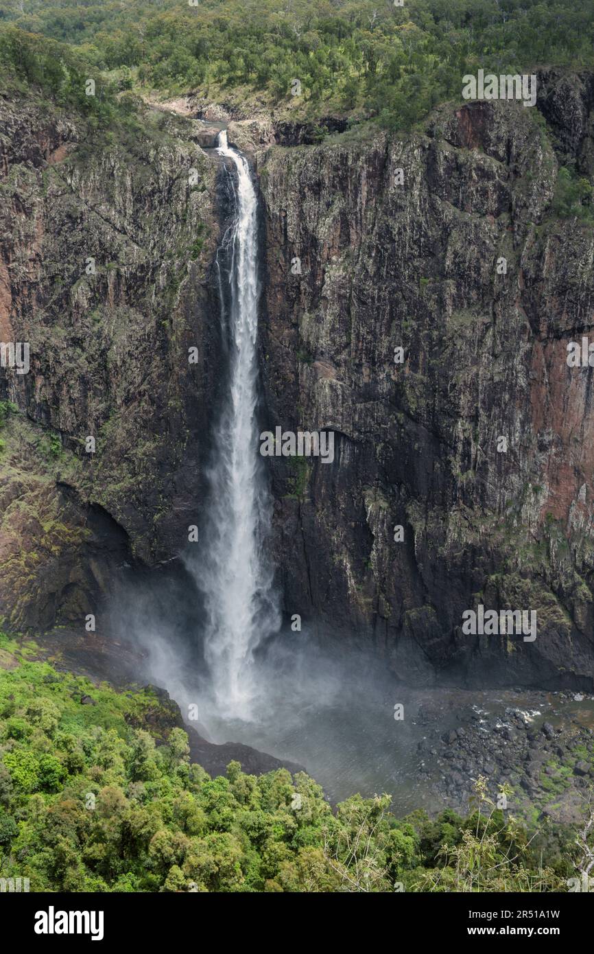 The highest single drop waterfall in Australia - Wallaman Falls ...