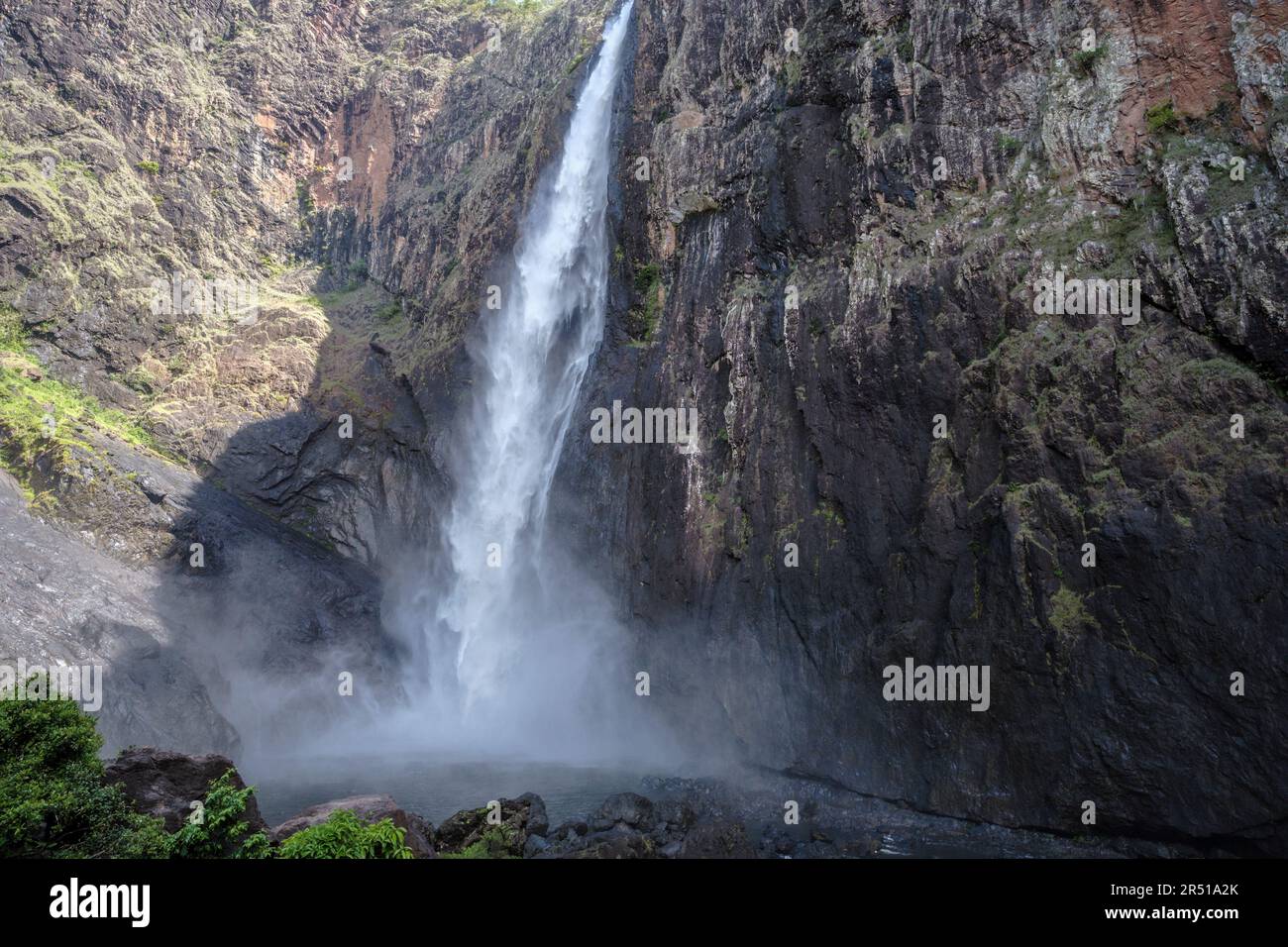 The highest single drop waterfall in Australia - Wallaman Falls ...
