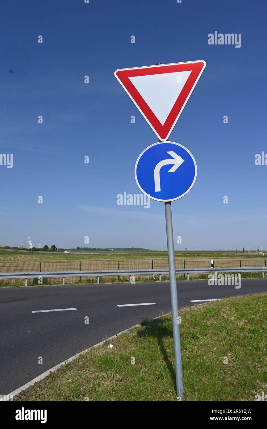 28 May 2023, North Rhine-Westphalia, Düren: Traffic sign respect right ...