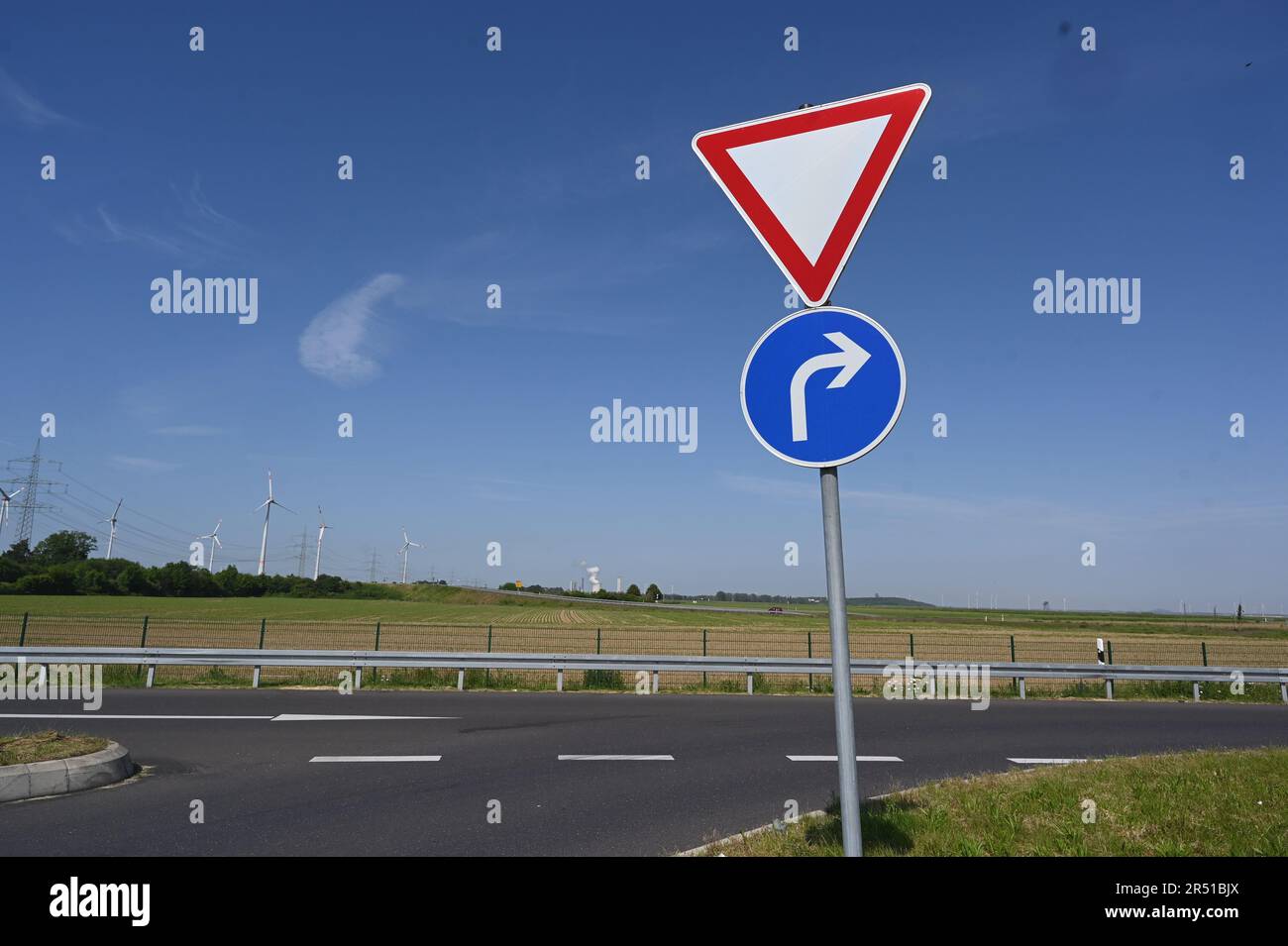28 May 2023, North Rhine-Westphalia, Düren: Traffic sign respect right ...
