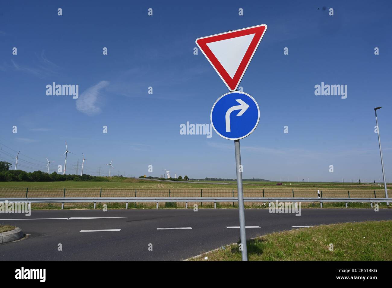 28 May 2023, North Rhine-Westphalia, Düren: Traffic sign respect right ...