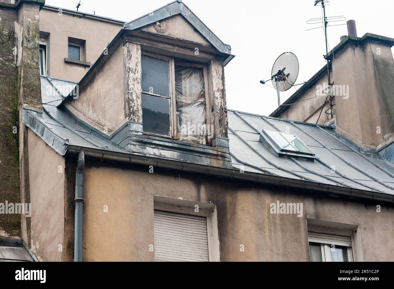 Rundown paris hi-res stock photography and images - Alamy