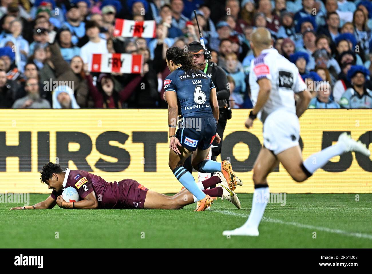 Selwyn Cobbo of the Maroons scores a try during State of Origin 2023 ...