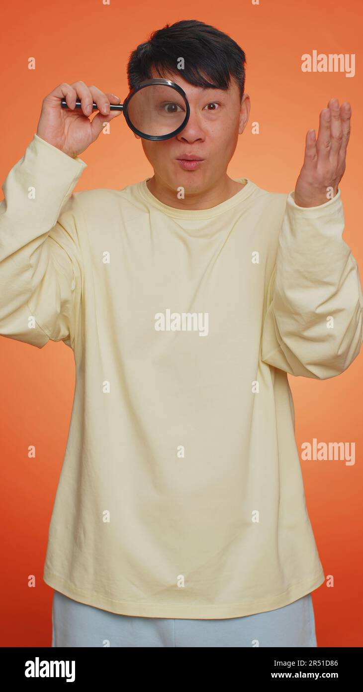 Investigator researcher scientist man holding magnifying glass near ...