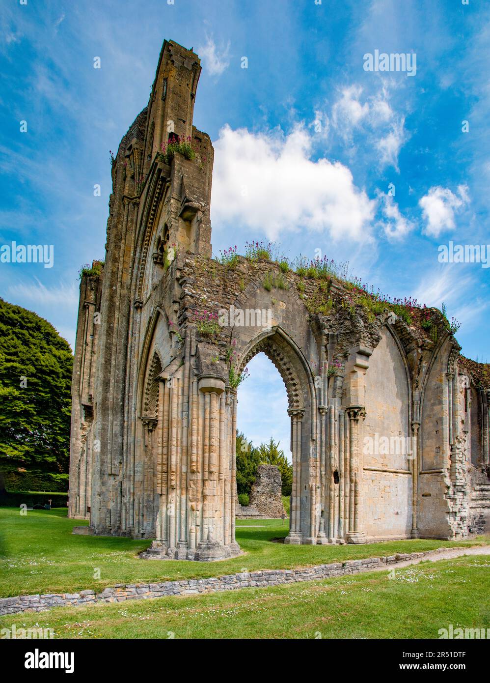Beautiful Lady Chapel & Great Church, Glastonbury Abbey, Somerset Stock ...