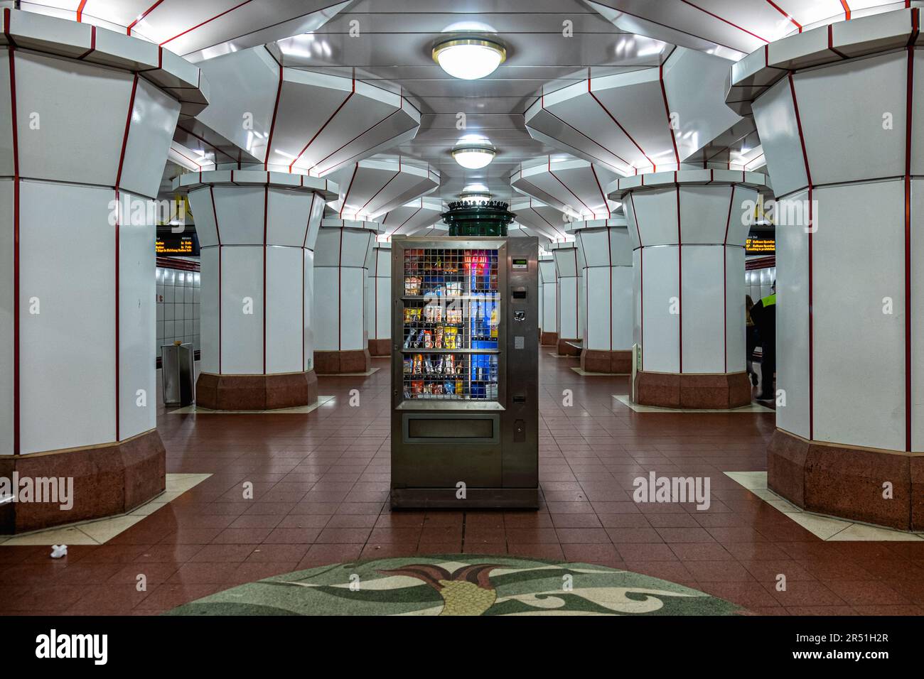 U altstadt spandau underground u bahn railway station hi-res stock ...