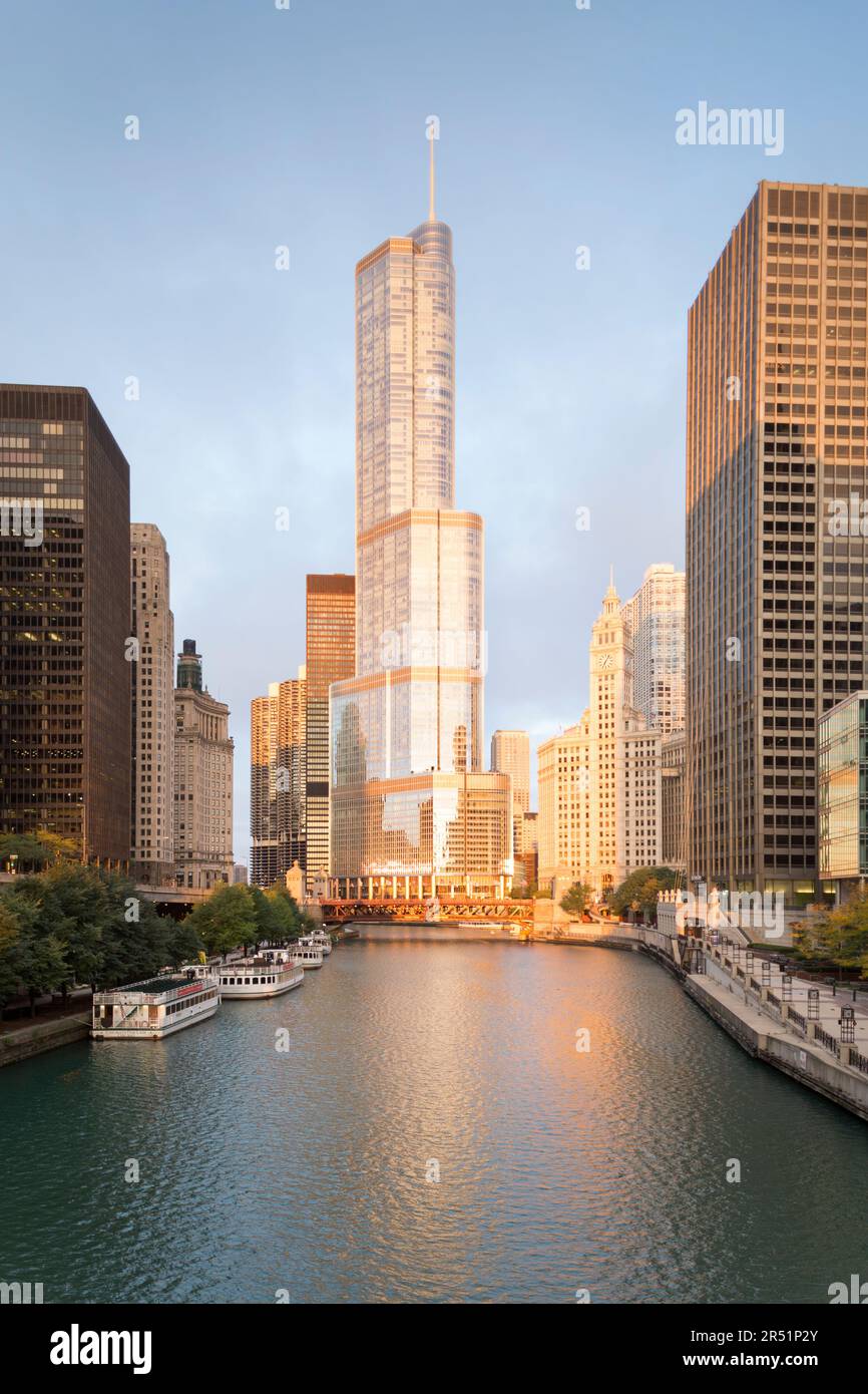 USA, Illinois, Chicago, sunrise over the city skyline and Chicago river ...