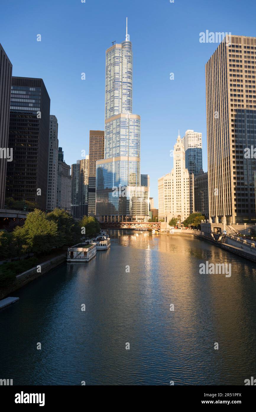 USA, Illinois, Chicago, Chicago city skyline with the Trump tower along ...