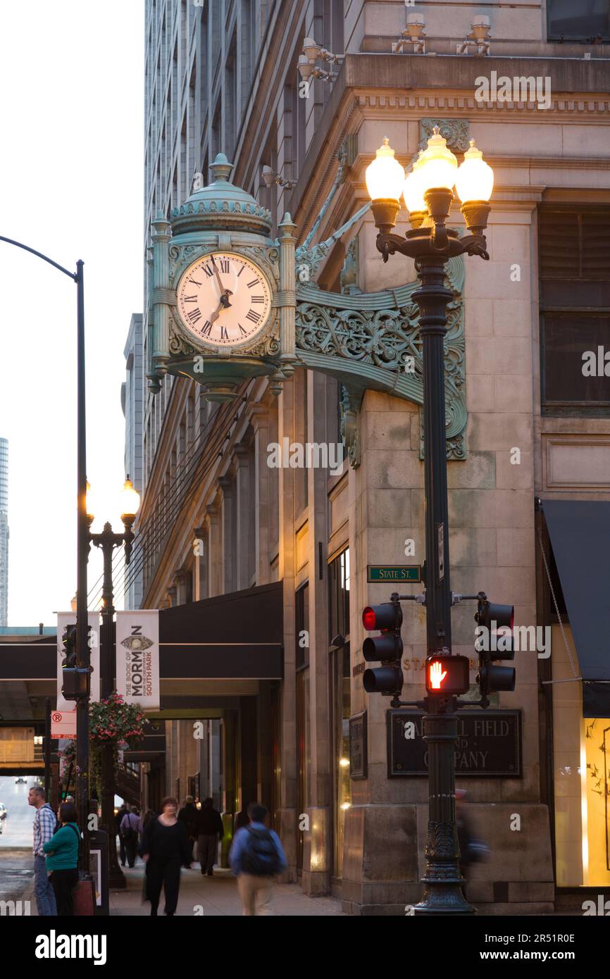 Chicago clock hi-res stock photography and images - Alamy