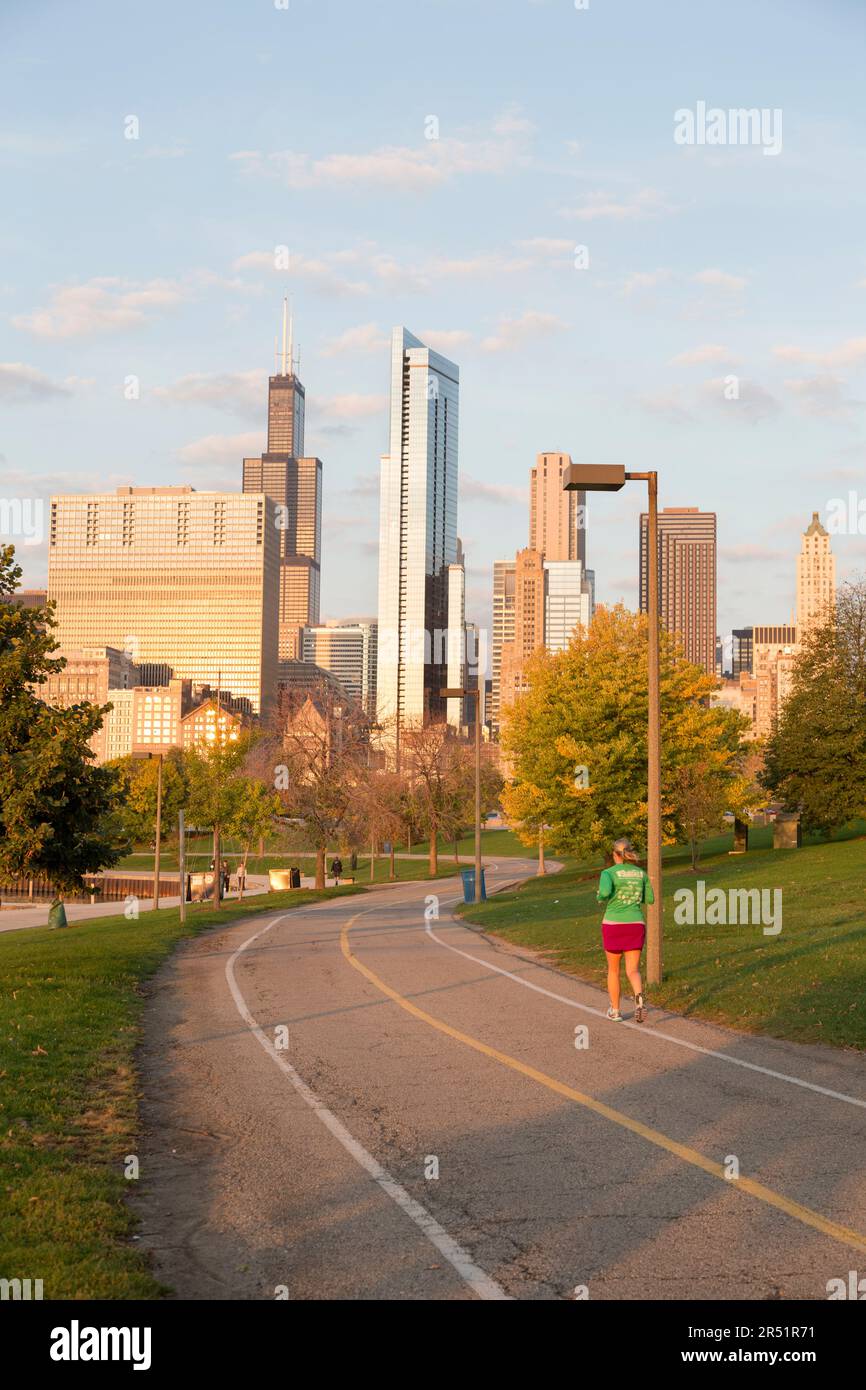 USA, Illinois, Chicago, Lakefront Trail near North Harbour with city ...