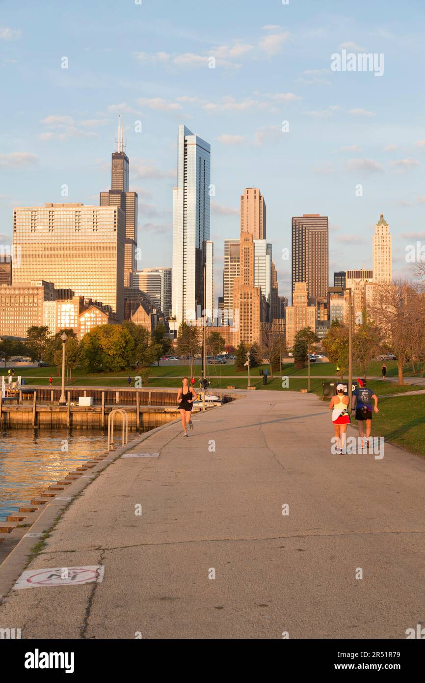 Chicago lakefront trail hi-res stock photography and images - Alamy