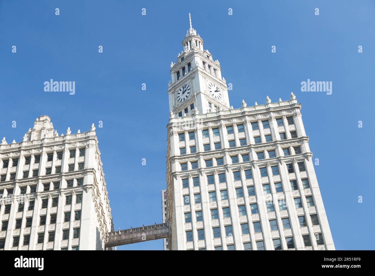 USA, Illinois, Chicago, the Wrigley building and walkway Stock Photo ...