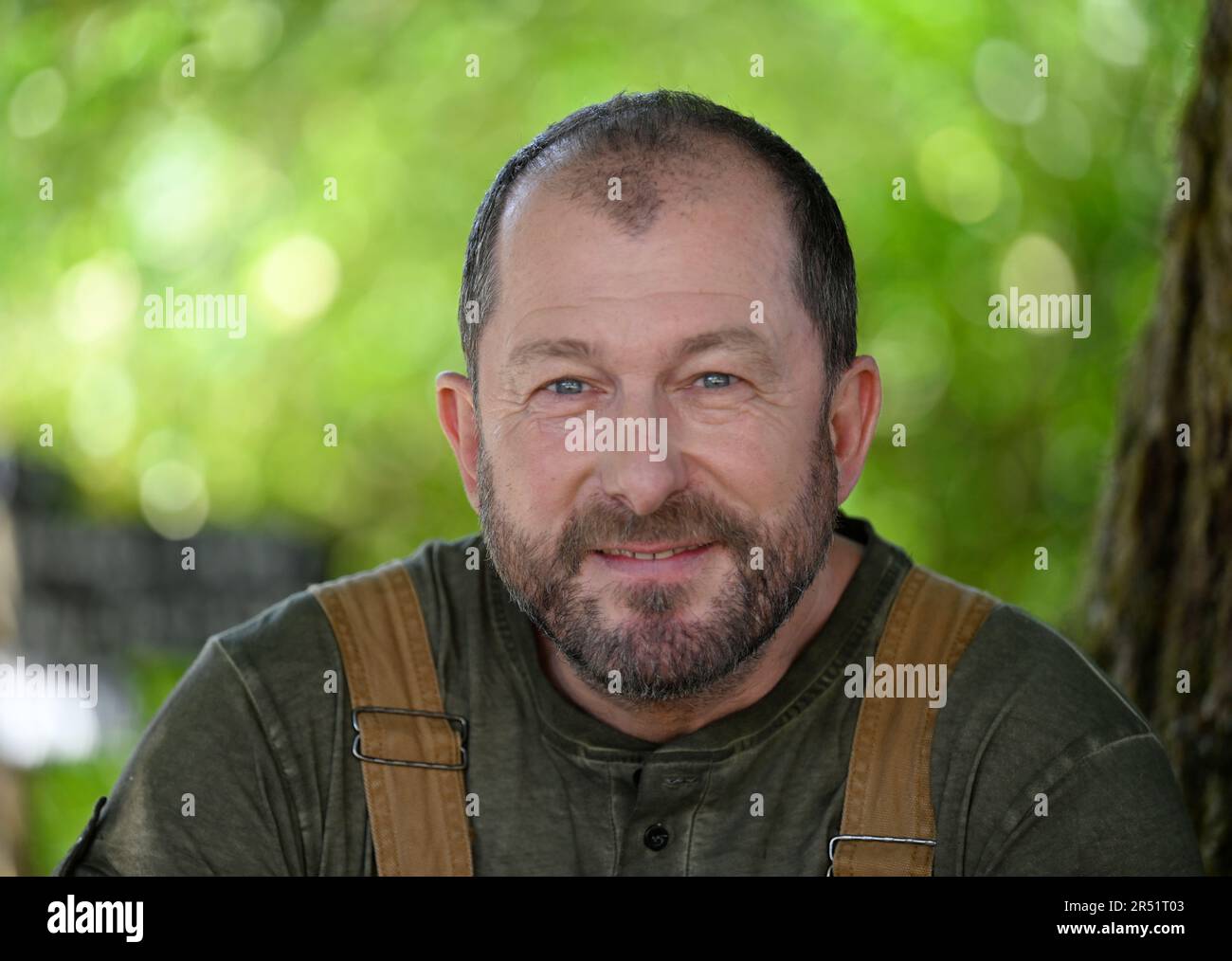 Lindlar, Germany. 19th July, 2022. Actor Martin Lindow sits on the set ...