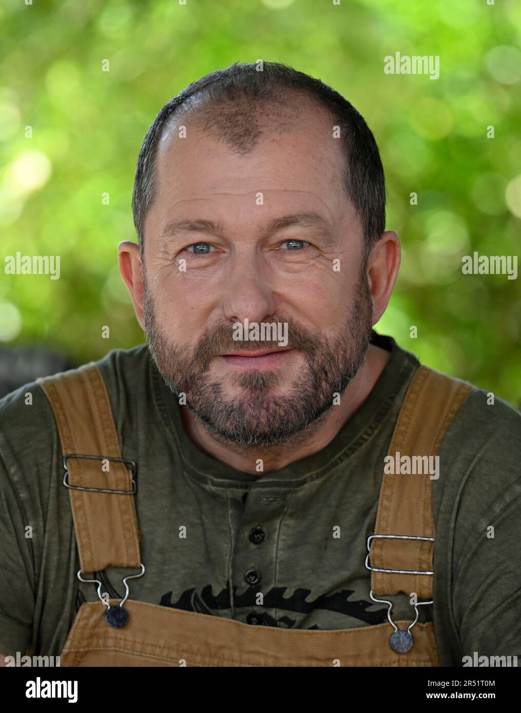 Lindlar, Germany. 19th July, 2022. Actor Martin Lindow sits on the set ...