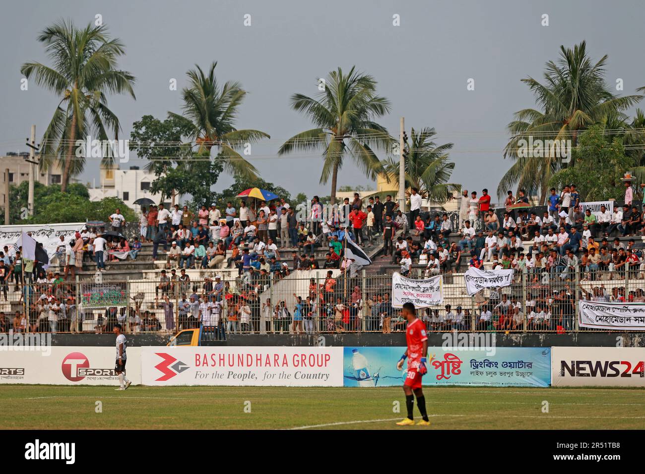 Hordes of Mohammedan Sporting Club and Abahani Limited fans created a ...