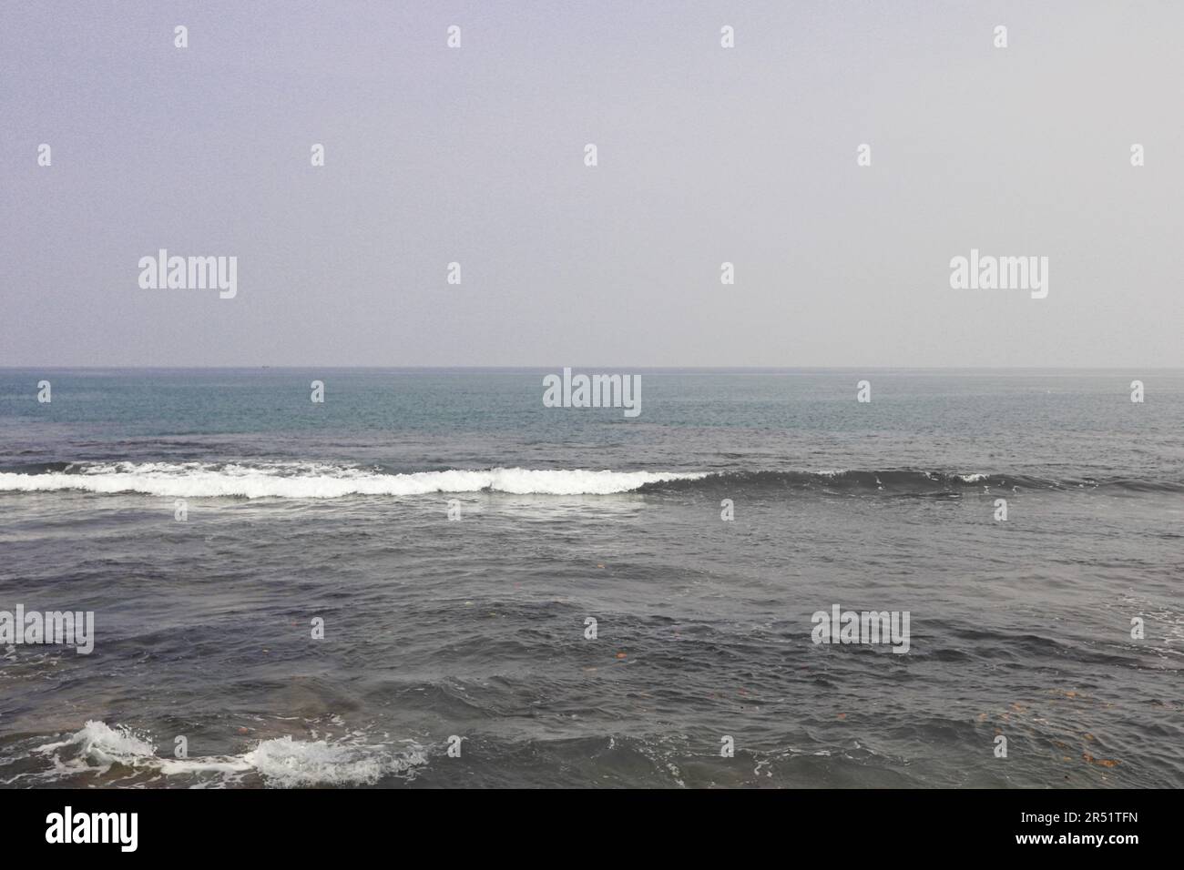 Wave coming into shore hi-res stock photography and images - Alamy