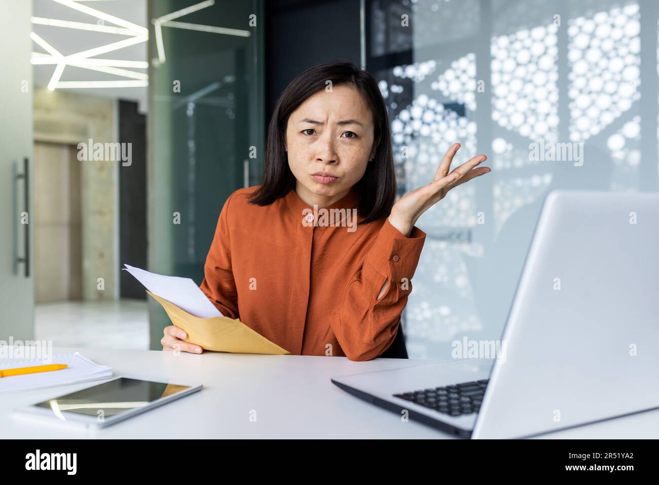 Portrait of disappointed business woman, asian received notification ...