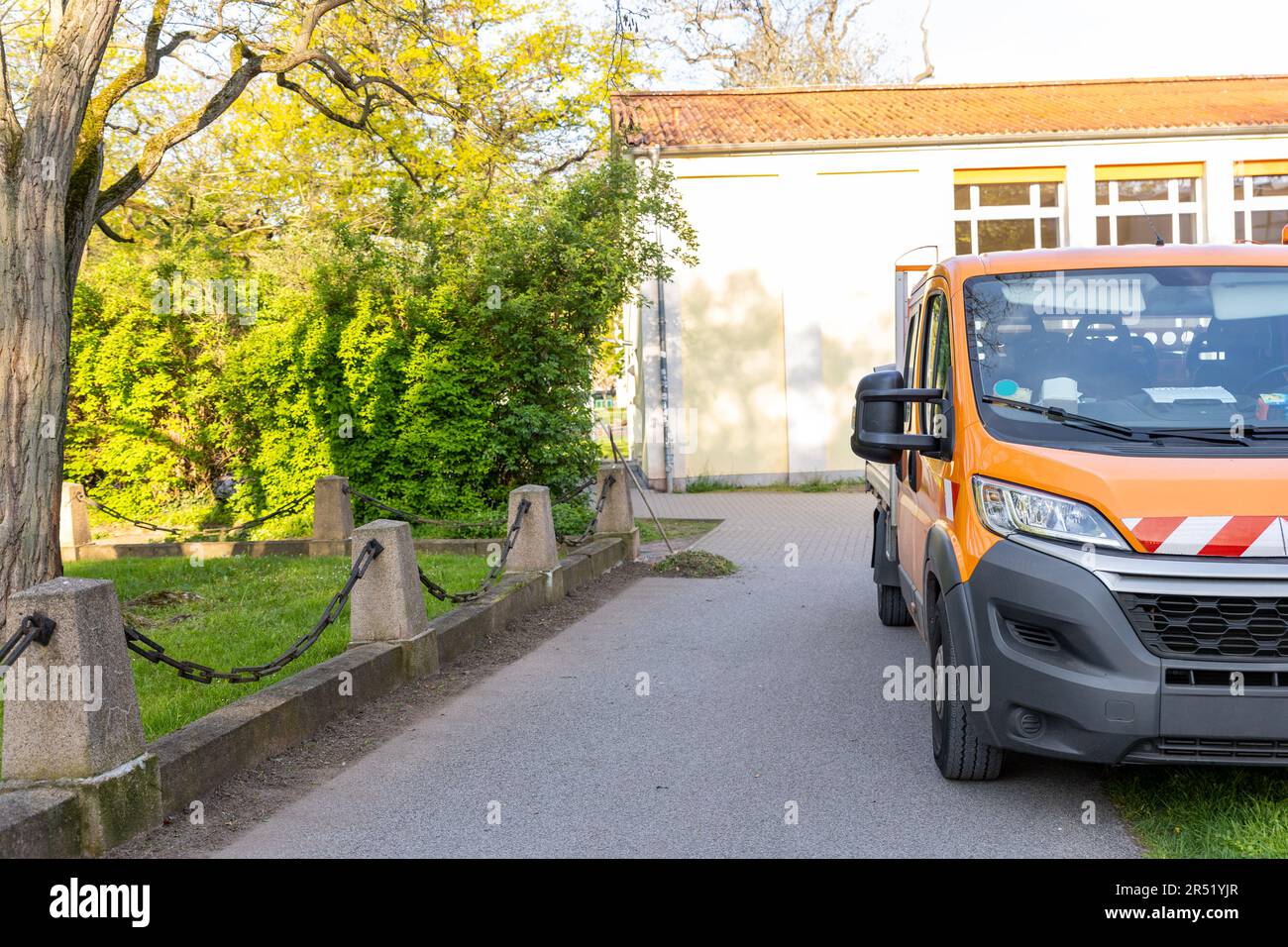 Summer house removal van hi-res stock photography and images - Alamy