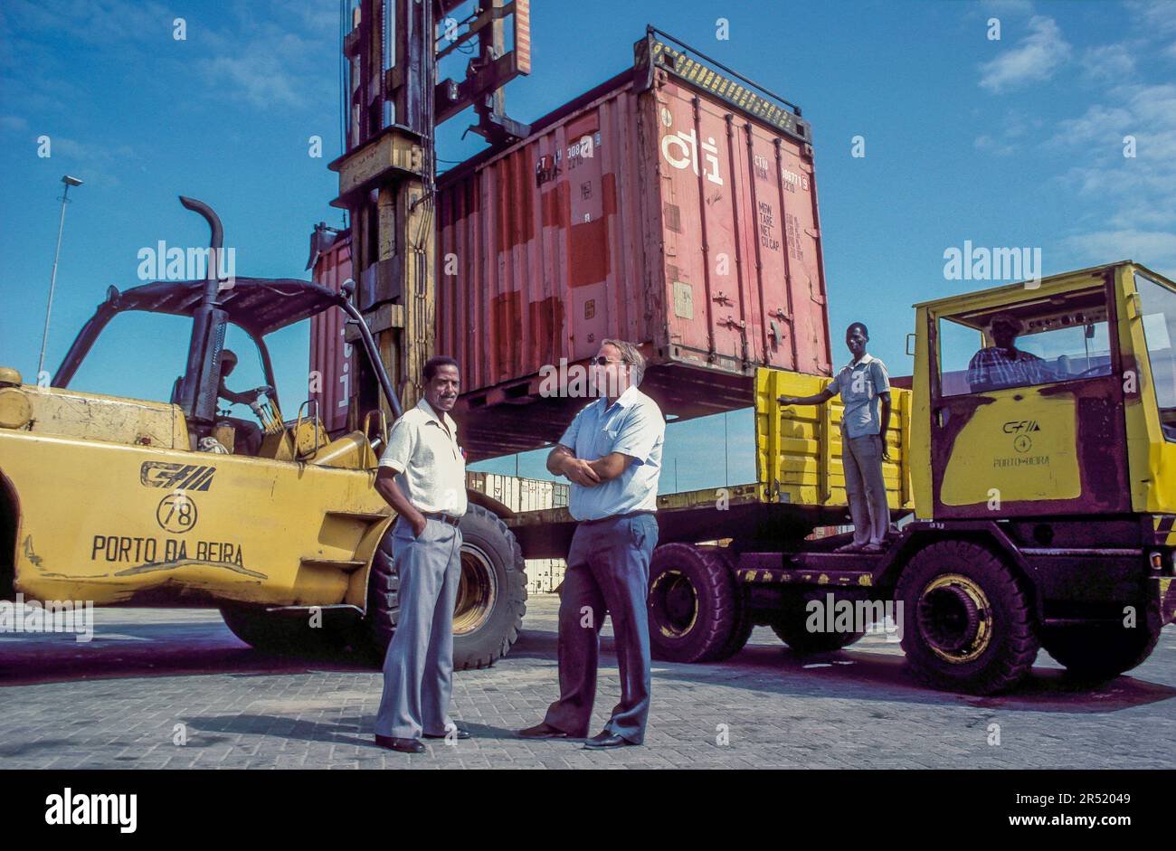 Africa port export worker hi-res stock photography and images - Alamy