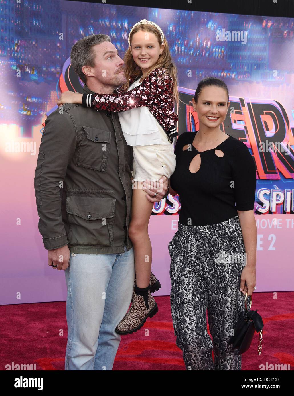 Stephen Amell Und Cassandra Jean Und Mavi