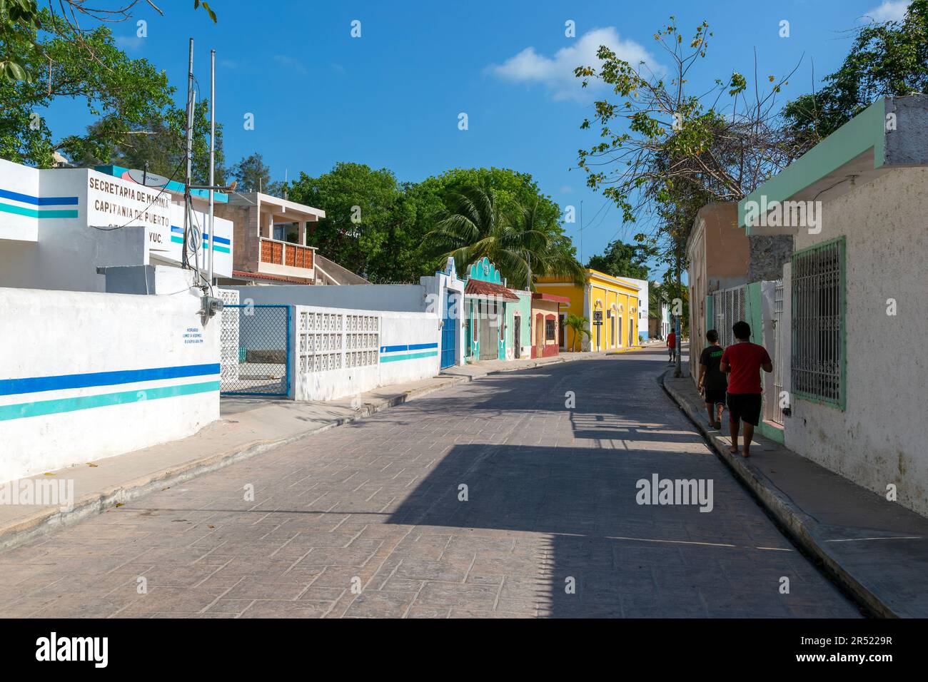 Quiet street scene in centre of small Gulf of Mexico coastal settlement ...
