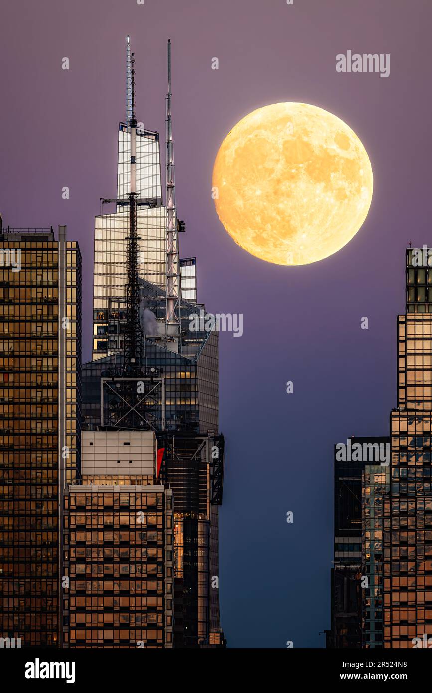 Moon By The Summit NYC - Close view of the full Harvest moon rising by ...