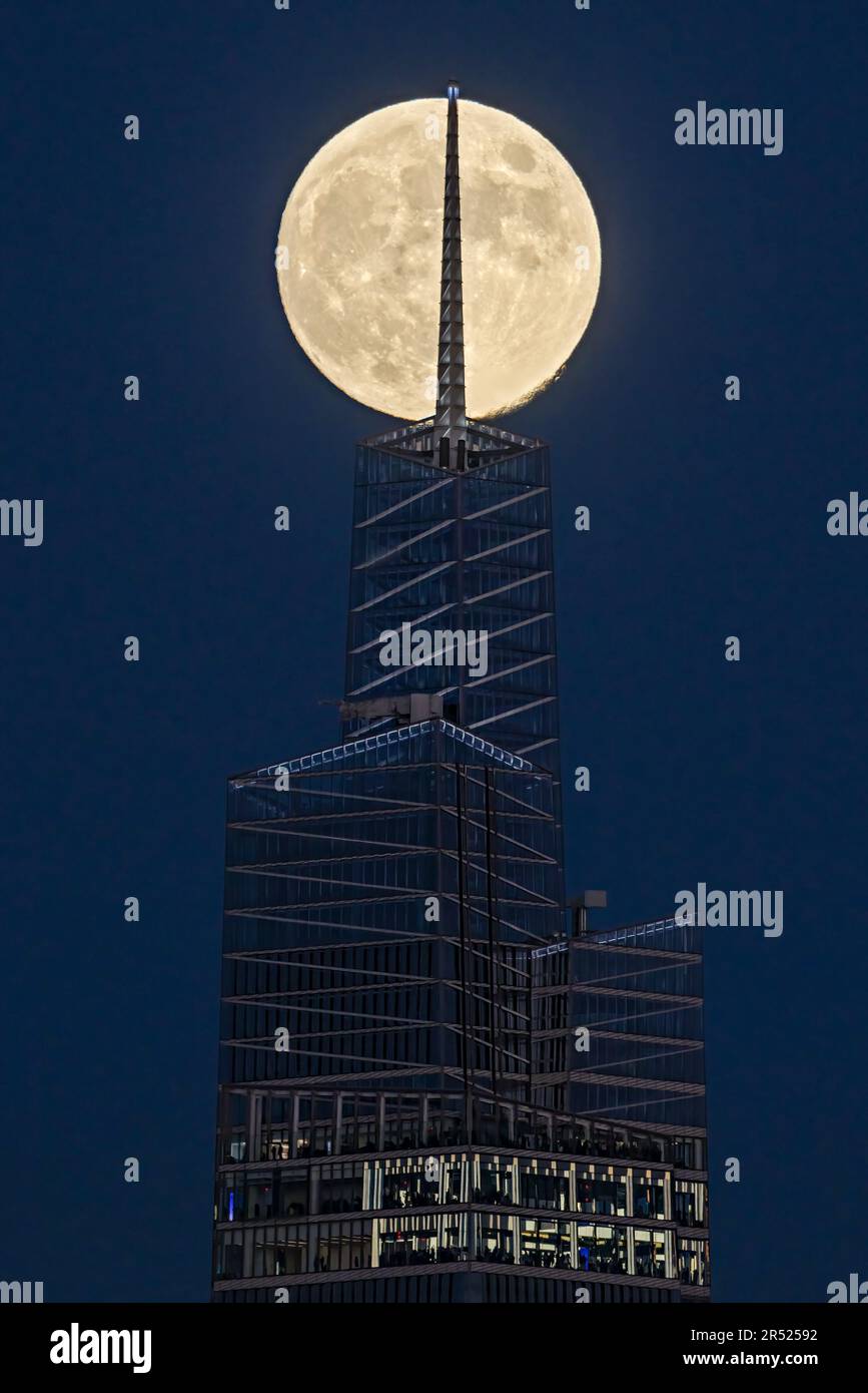 One Vanderbilt NYC - The Beaver full moon rises above One Vanderbilt at ...
