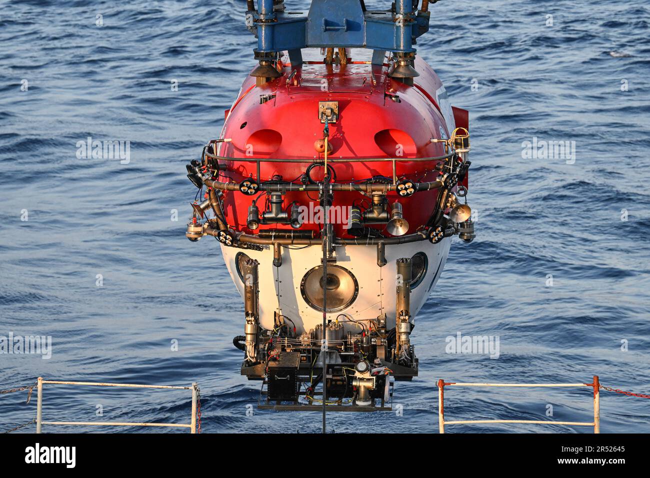 (230531) -- HAIKOU, May 31, 2023 (Xinhua) -- The crewed submersible ...