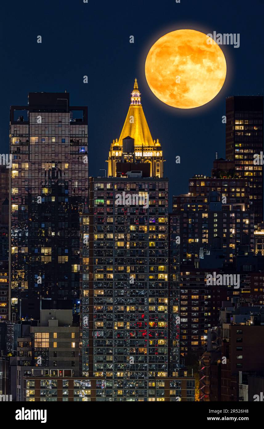 NY Life Building Full Moon - Twilight view to the illuminated ...