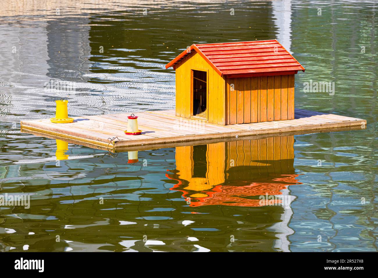 Lake feeder house hi-res stock photography and images - Alamy