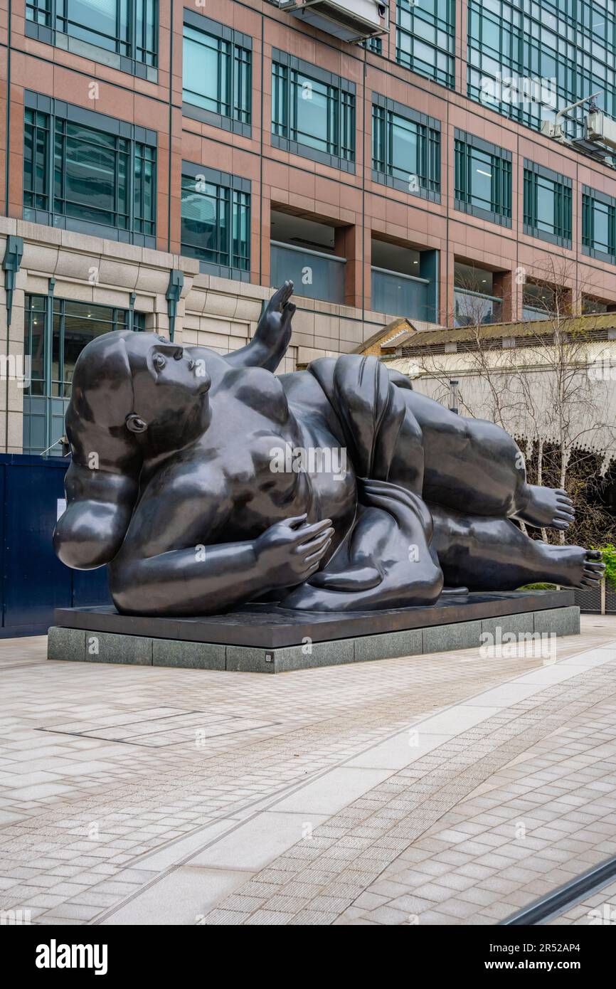 Broadgate Exchange Square and Arena statue Stock Photo - Alamy