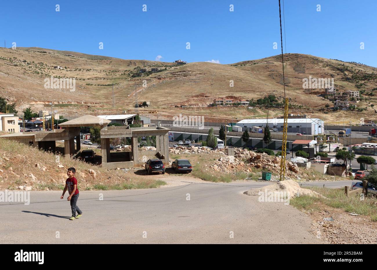 Lebanon masnaa crossing point syria syrian refugees lebanese go hi-res ...