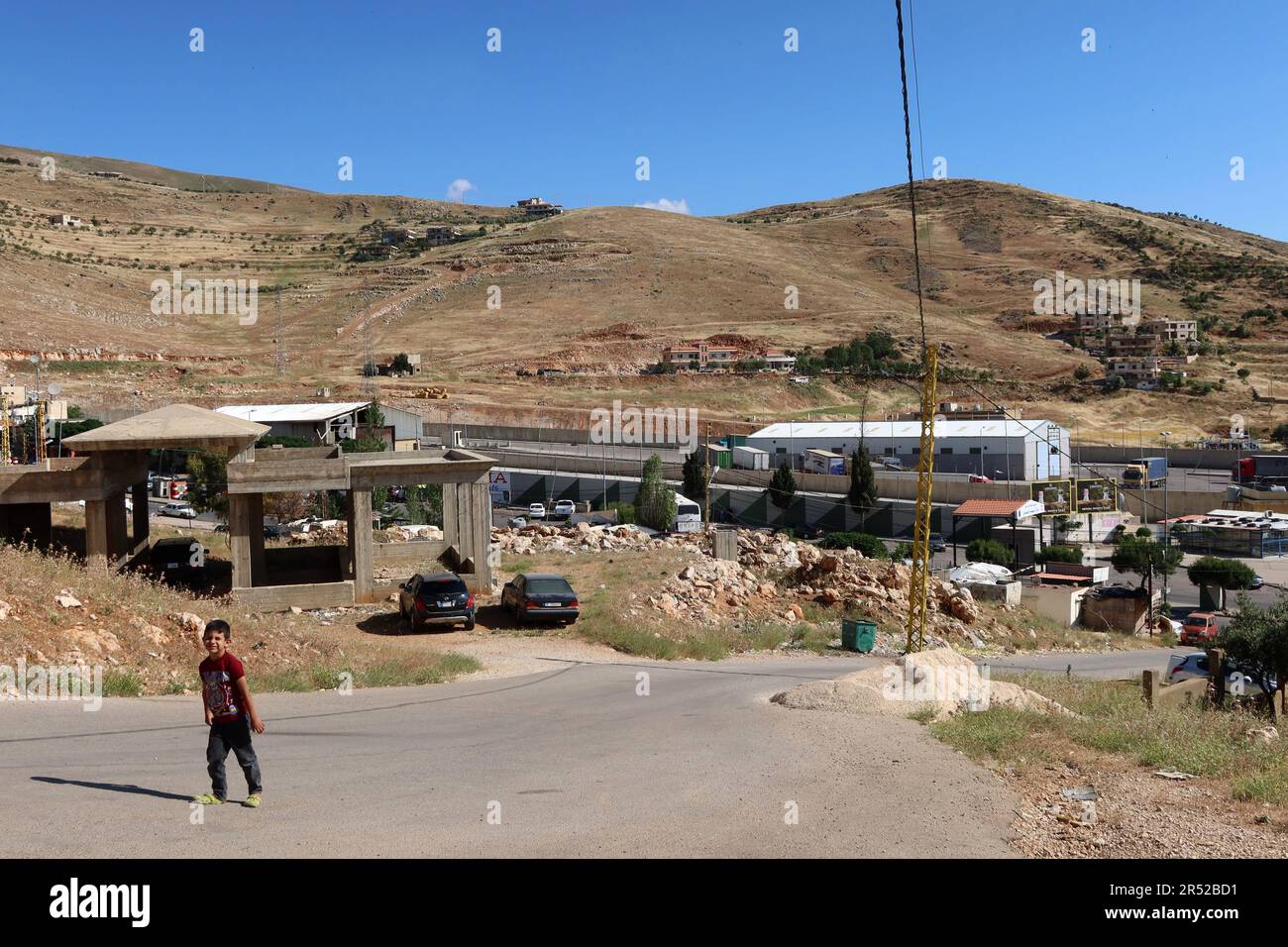 Lebanon masnaa crossing point syria syrian refugees lebanese go hi-res ...