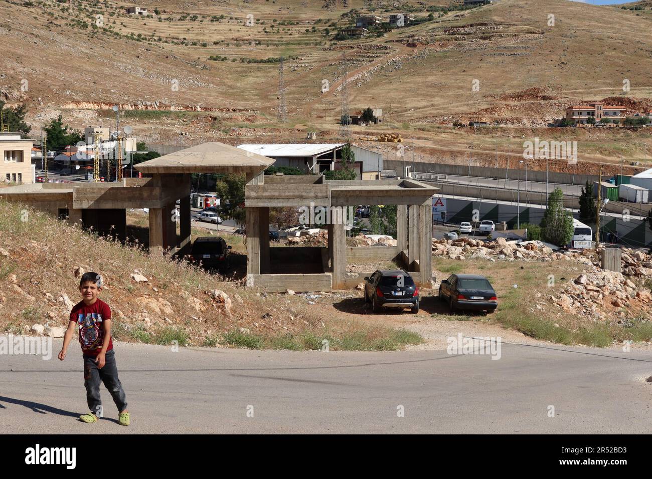 Lebanon masnaa crossing point syria syrian refugees lebanese go hi-res ...