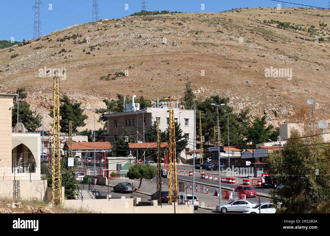 Lebanon masnaa crossing point syria syrian refugees lebanese go hi-res ...
