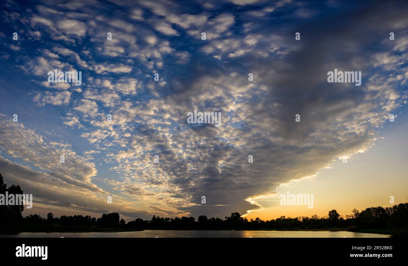 Spectacular cloud formation hi-res stock photography and images - Alamy